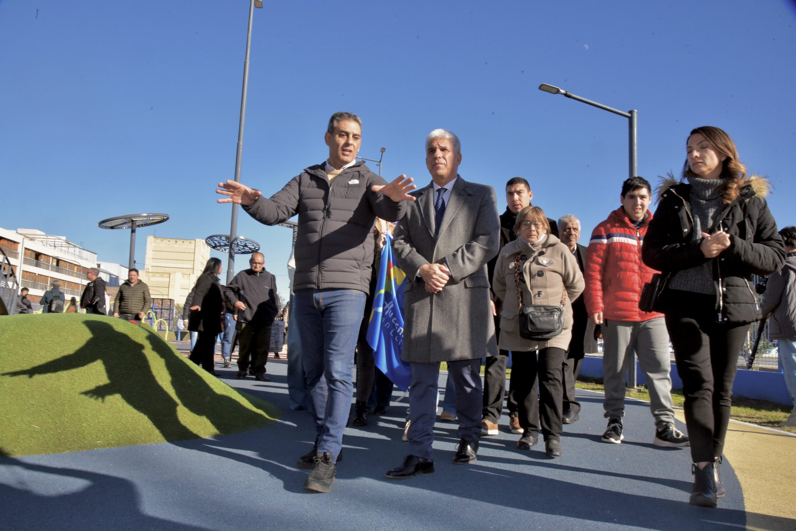 El intendente inauguró la obra de puesta en valor de la plaza Azul ...