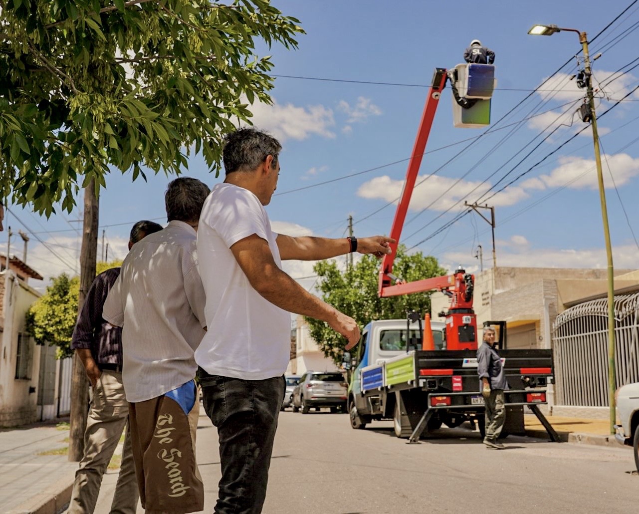 Gastón Hissa supervisó los trabajos de alumbrado público realizados con ...